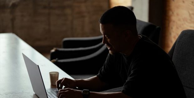 偽装フリーランスとは？問題点や判断基準、企業の対策まで徹底解説 - 起業の「わからない」を「できる」に